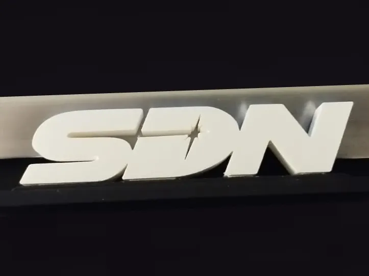 Decoração de mesa com o logotipo da Superhero Dispatch Network (SDN ...