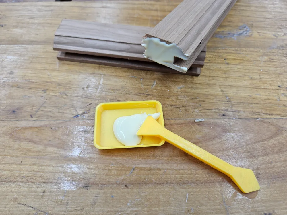 GLUE TRAY AND SPREADER - COMPACT AND DISPOSABLE by Darren - MakerWorld