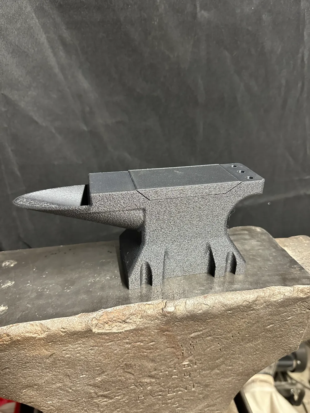 Amboss Sparschwein Aufbewahrungsbehälter - Nachttisch von Justin Koch ...