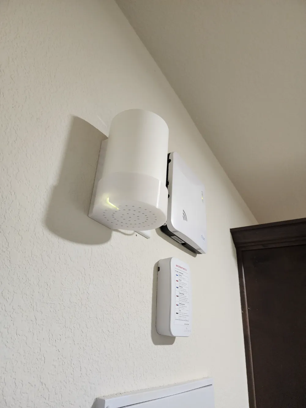 Wall mount for TP-Link Deco XE75 by Maximustaterus1980 - MakerWorld