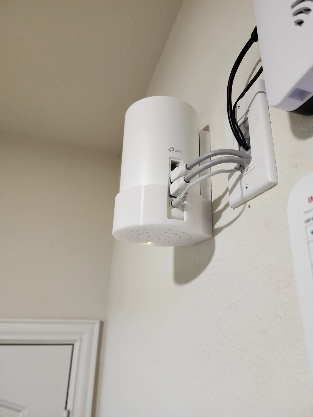 Wall mount for TP-Link Deco XE75 by Maximustaterus1980 - MakerWorld