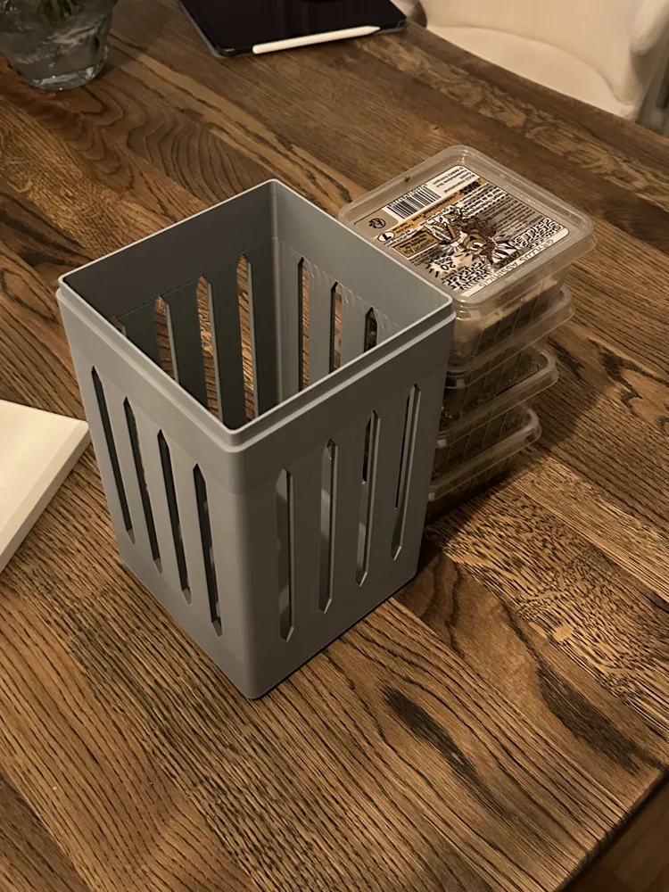 Feeding-Cricket Box - Free 3D Print Model - MakerWorld