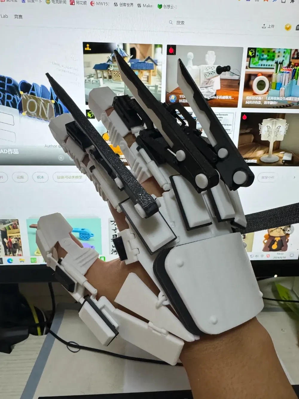 Mechanical hand exoskeleton armor with finger claws by 小红薯手工人 ...