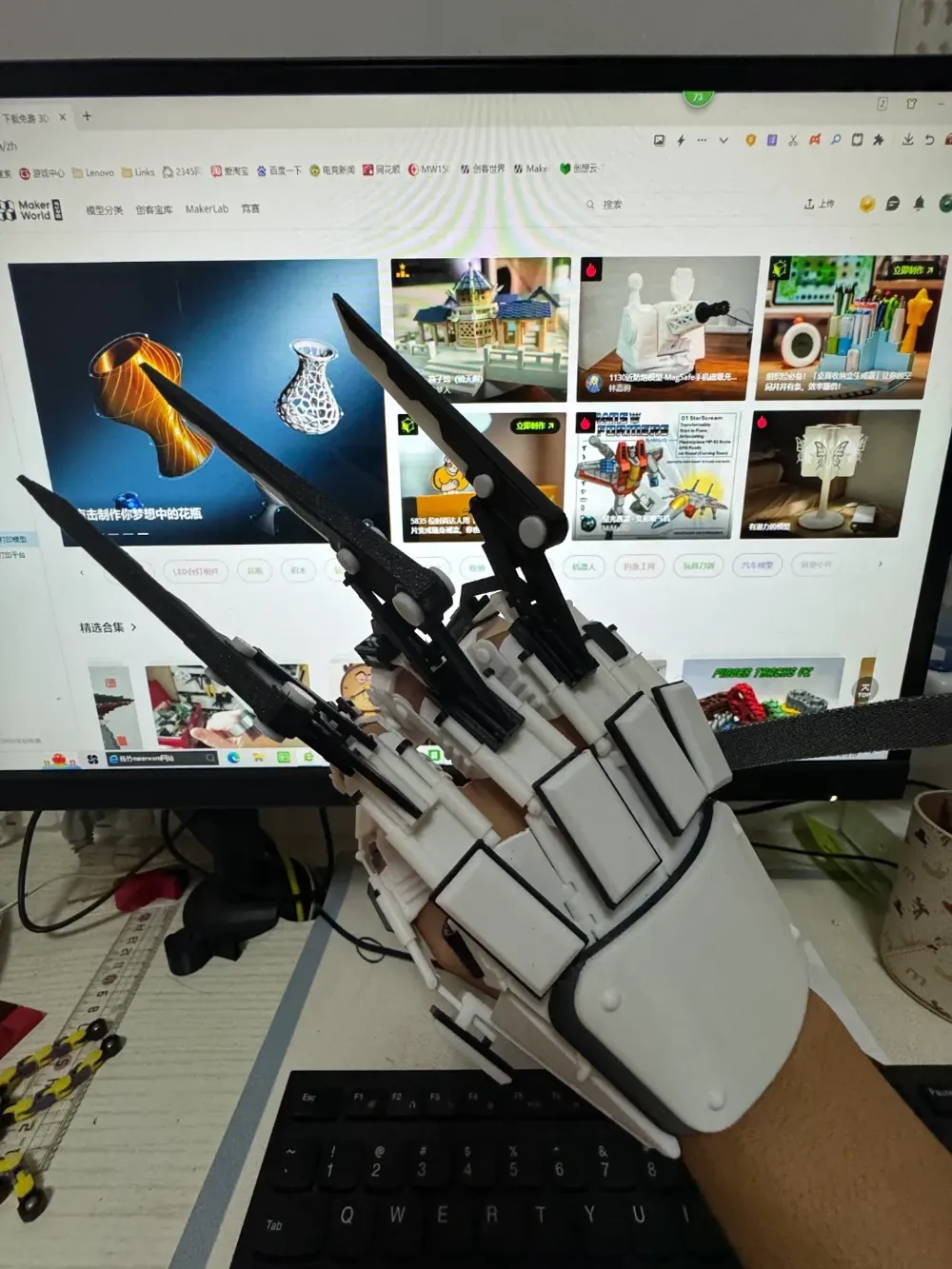 Mechanical hand exoskeleton armor with finger claws by 小红薯手工人 ...