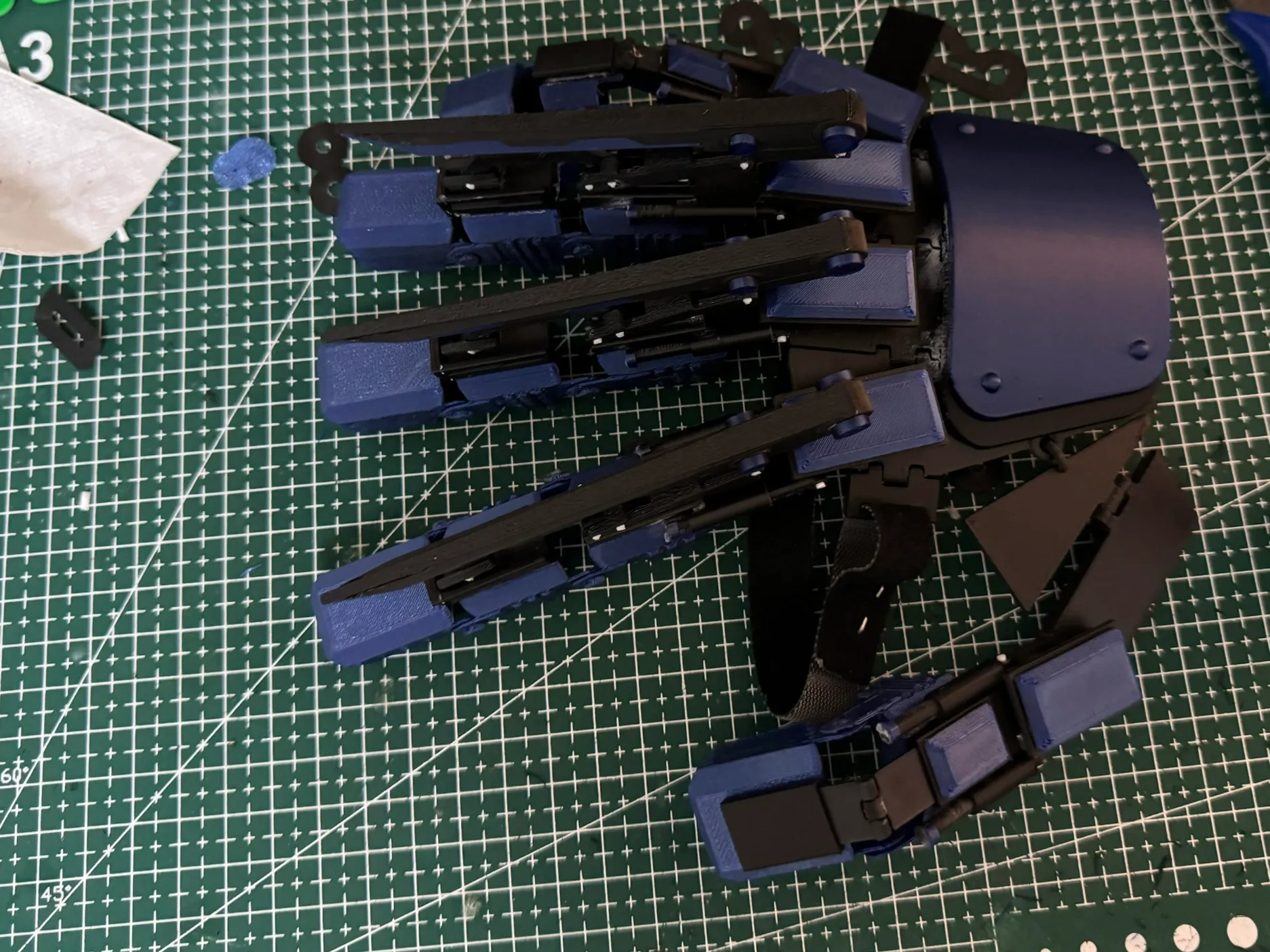 Mechanical hand exoskeleton armor with finger claws by 小红薯手工人 ...