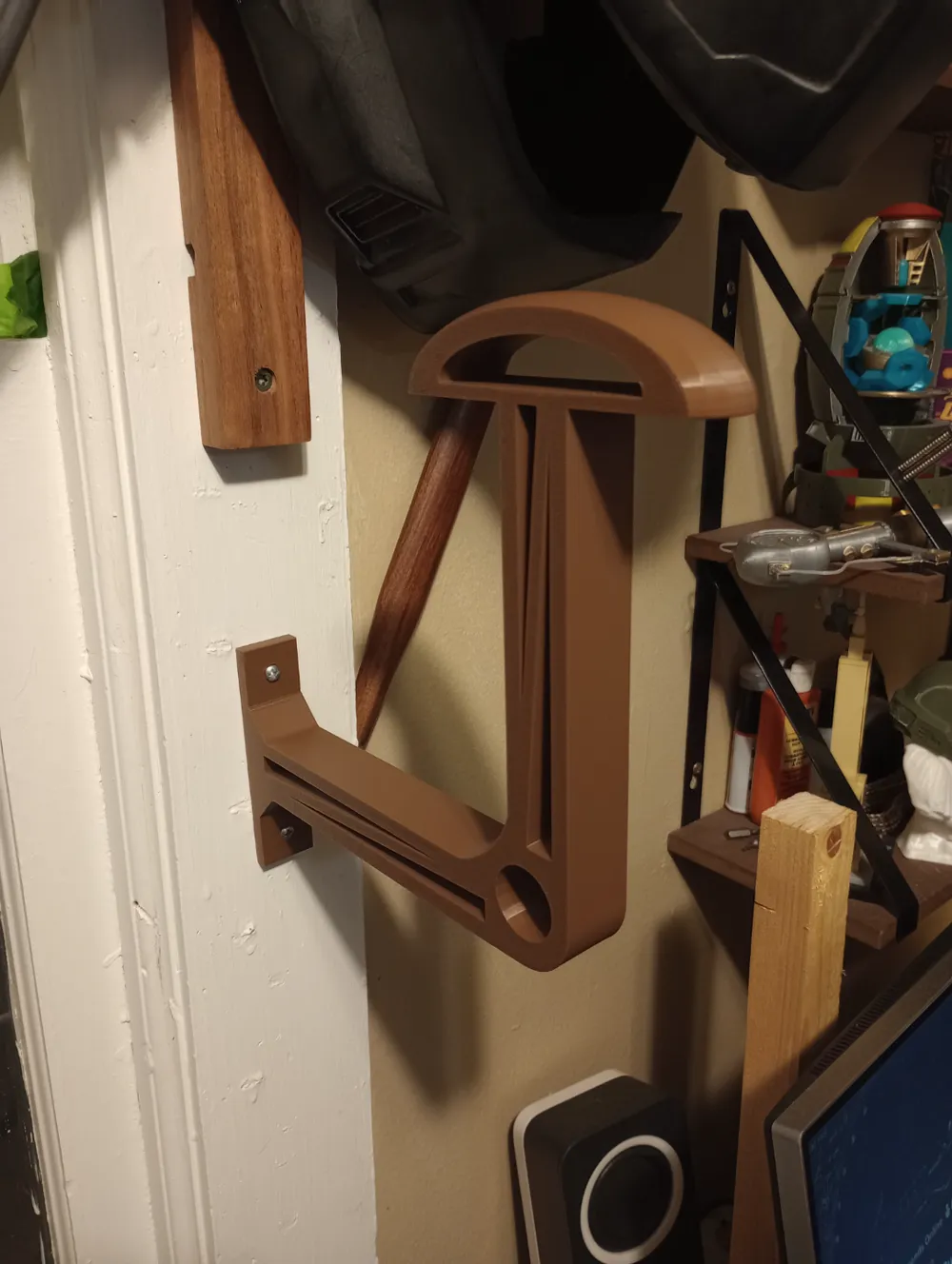 Cosplay Helmet Wall Mount Holder - Free 3D Print Model - MakerWorld
