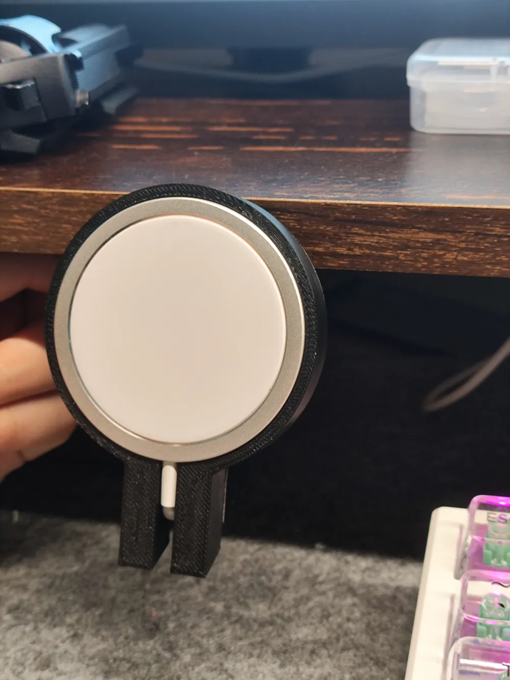 MagSafe charging stand mounted under the desk by 創意製造局_國際版 - MakerWorld