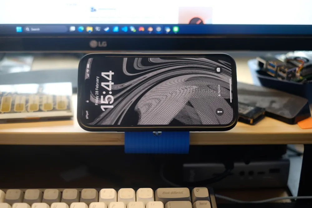 iPhone and AirPods MagSafe Charger Monitor Stand - Free 3D Print Model ...