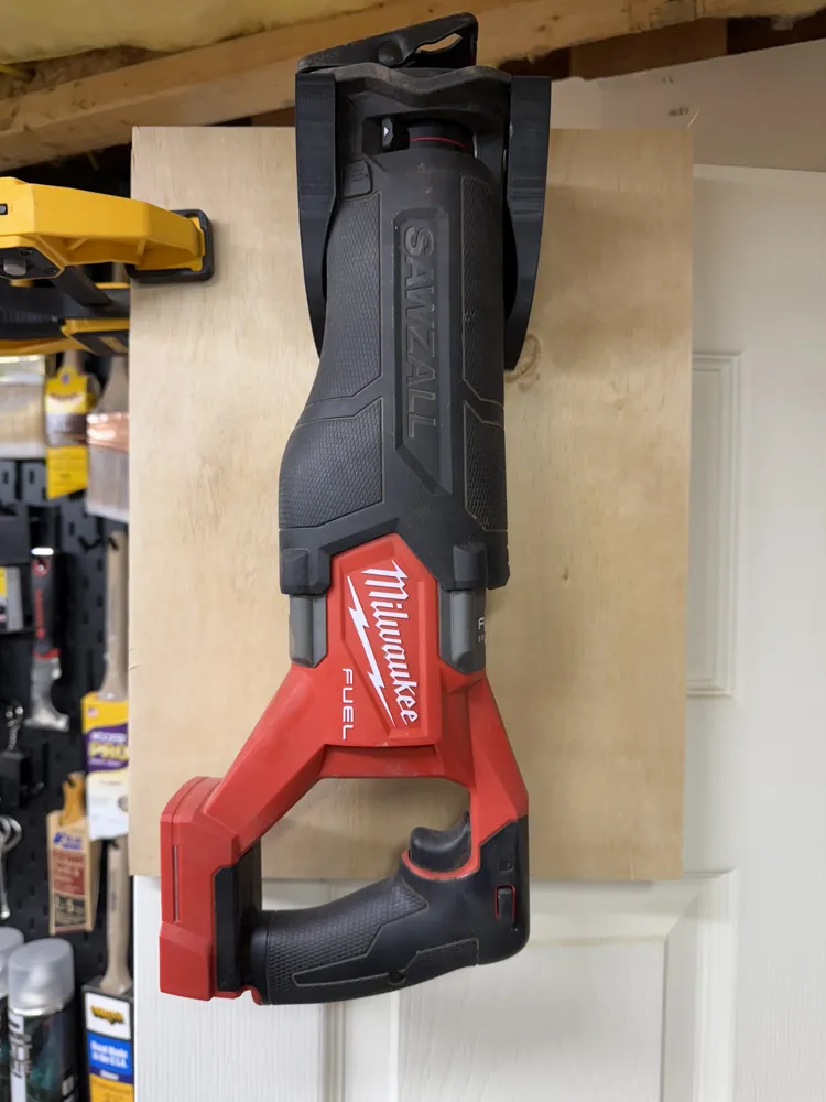 Milwaukee M18 FUEL Sawzall Wall Mount by Adeptus Tugbotus MakerWorld ...