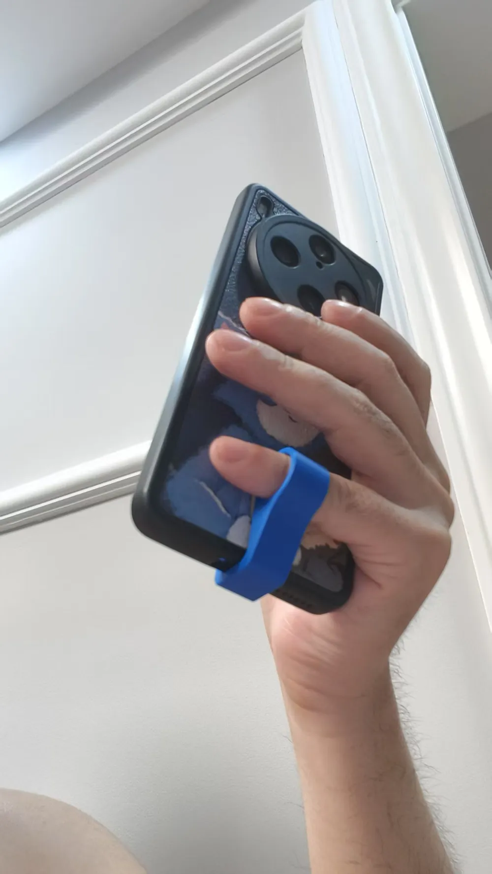 Small Tail Finger Phone Holder by 老井设计 MakerWorld: Download Free 3D Models