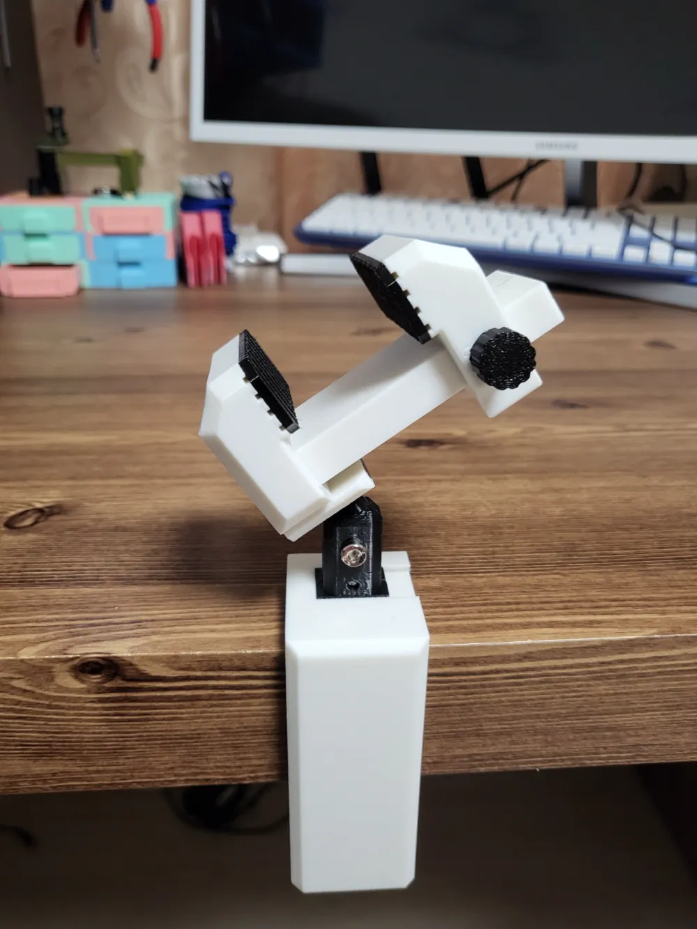 MINI CLAMP VISE - BALL JOINT & FREE ADJUST ANGLE by sting3d filament makerMakerWorld: Download ...