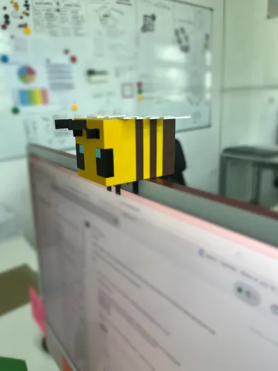 Minecraft Bee prop / camera blocker for M1 iMac by MAT_3D - MakerWorld