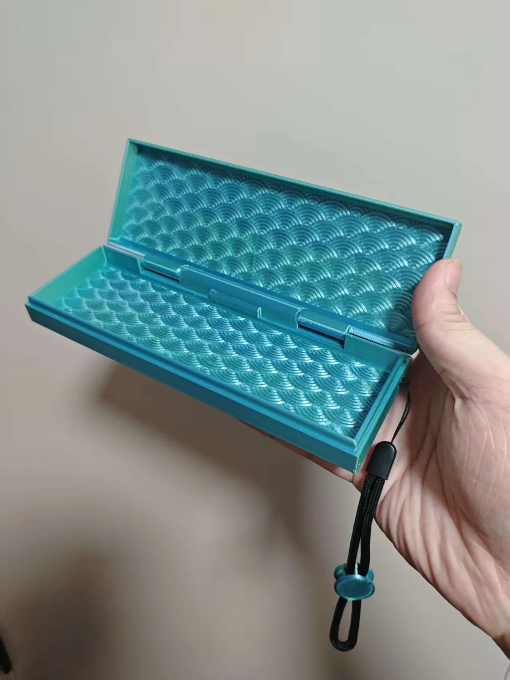 PLA Silk parametric wave pattern pencil case - Free 3D Print Model ...