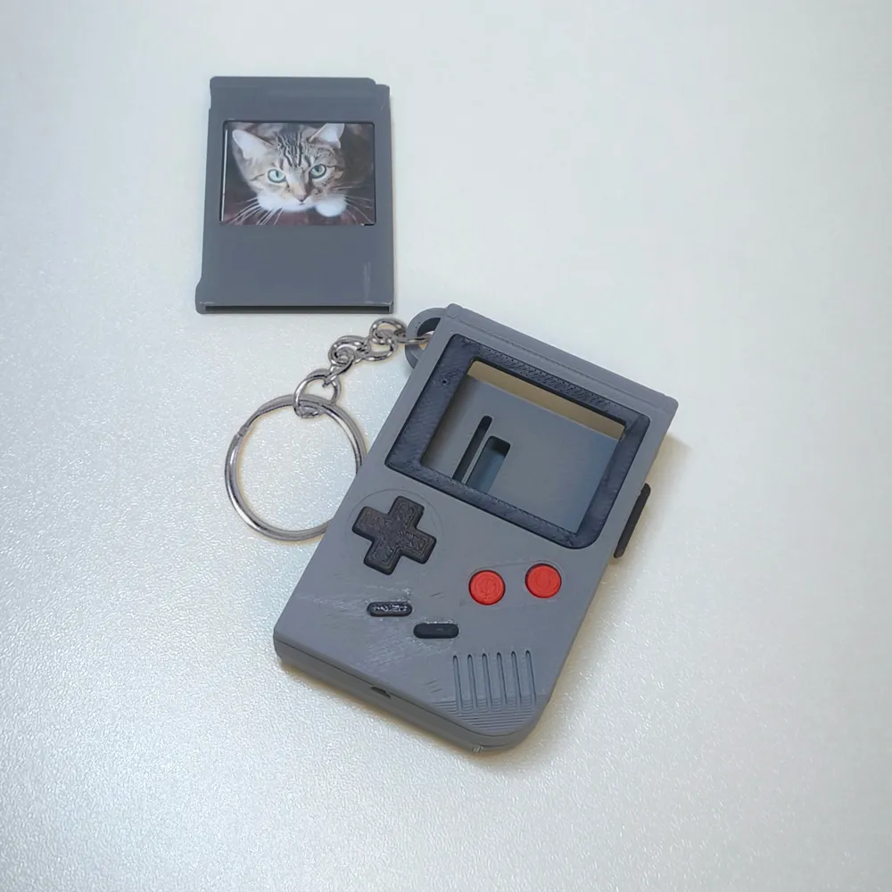 Mini GameBoy Keychain – Swappable Photo Cartridge by Zenit MakerWorld ...