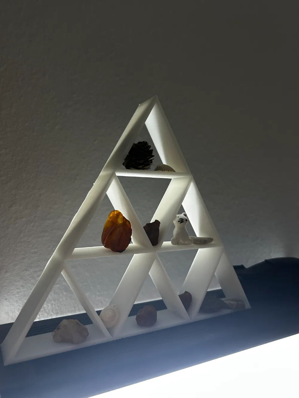 displayshelf Pyramid modern by user_2793867027 - MakerWorld