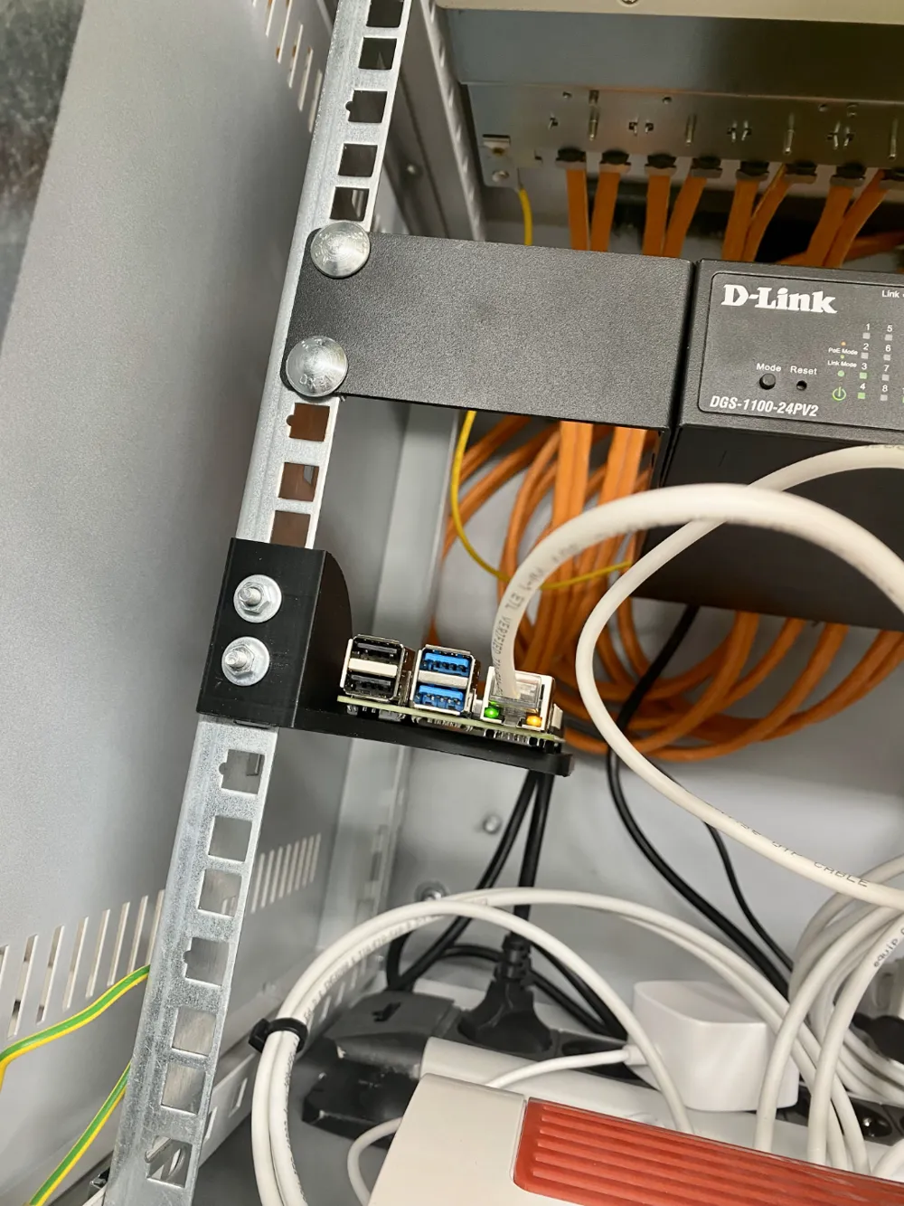 Raspberry Pi 4 server mount by AM_89 - MakerWorld