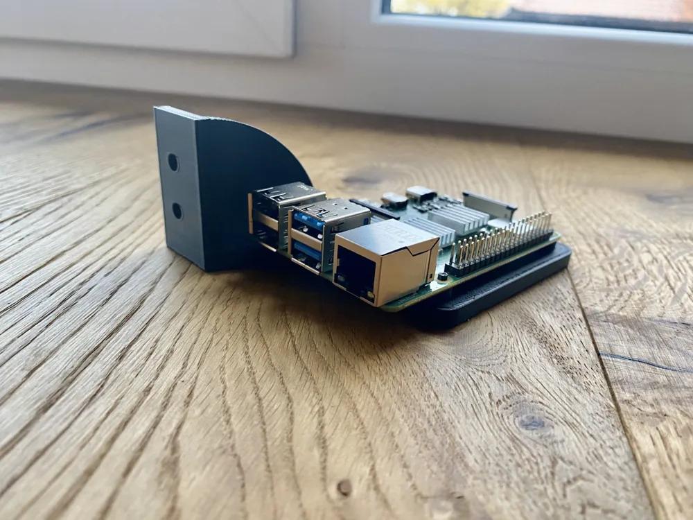 Raspberry Pi 4 server mount by AM_89 - MakerWorld