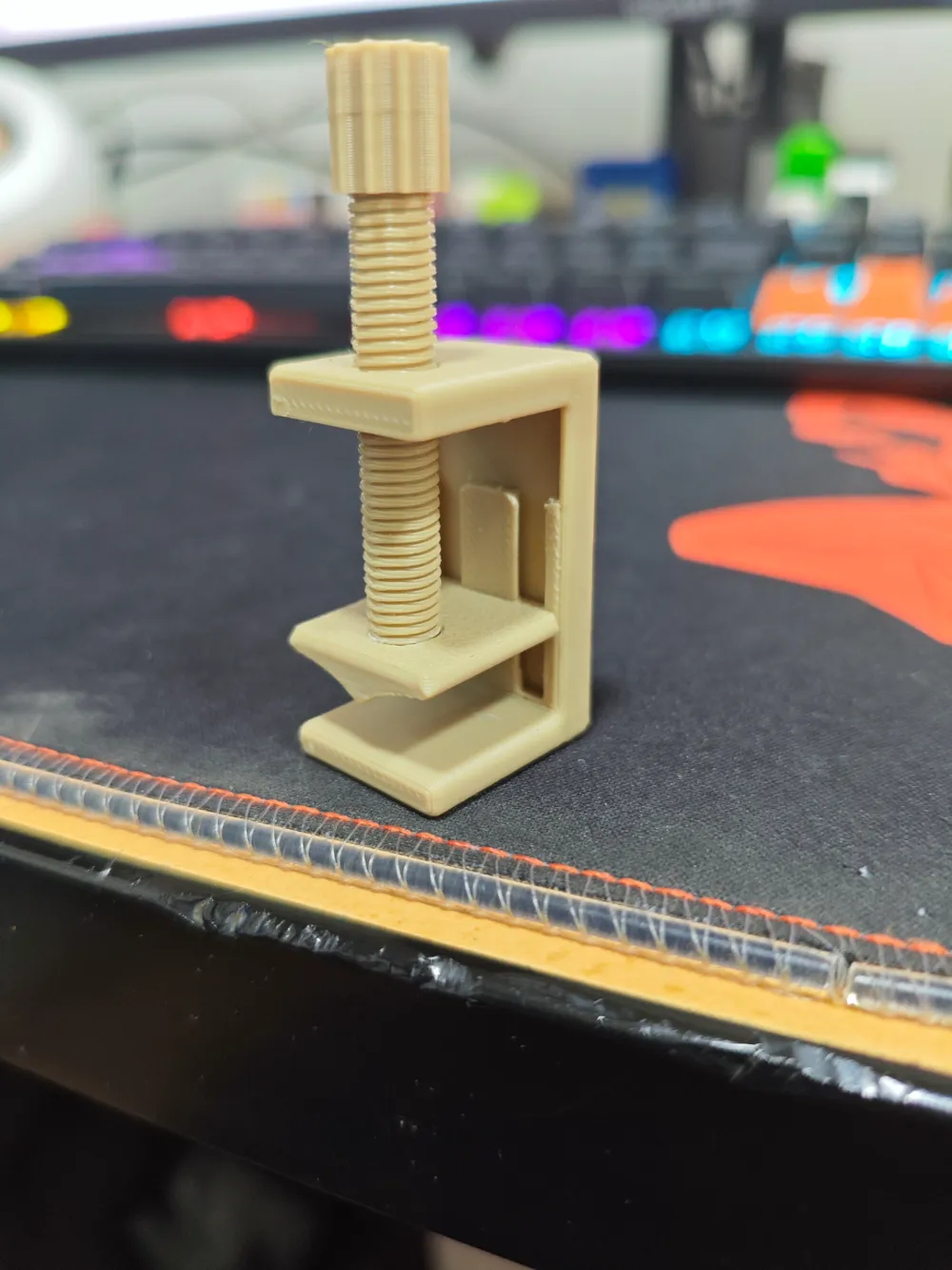 Hands-Free Book Clamp with Screw by keydream3D - MakerWorld