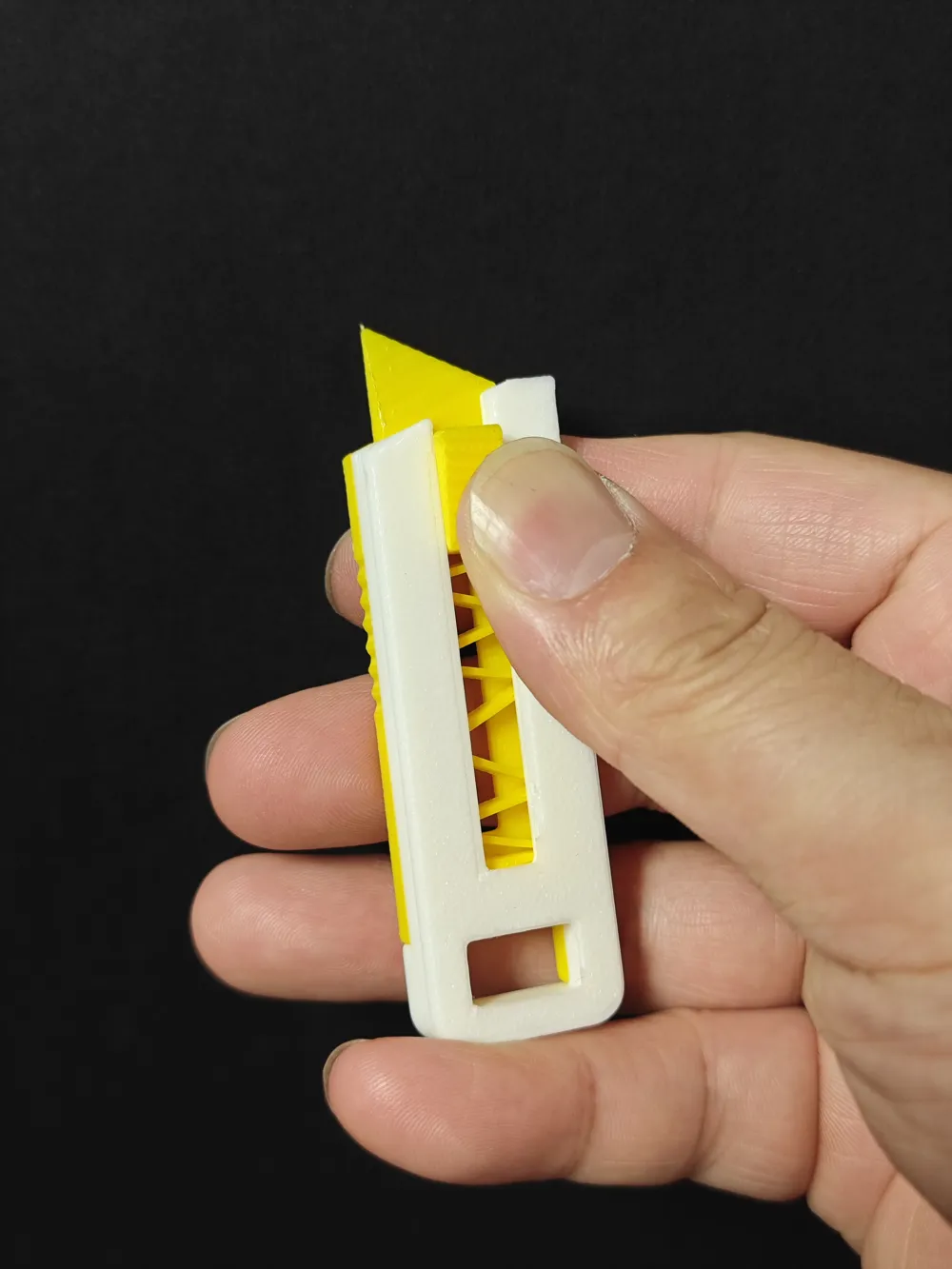 Spring-loaded retractable utility knife, box cutter (only 8 grams ...