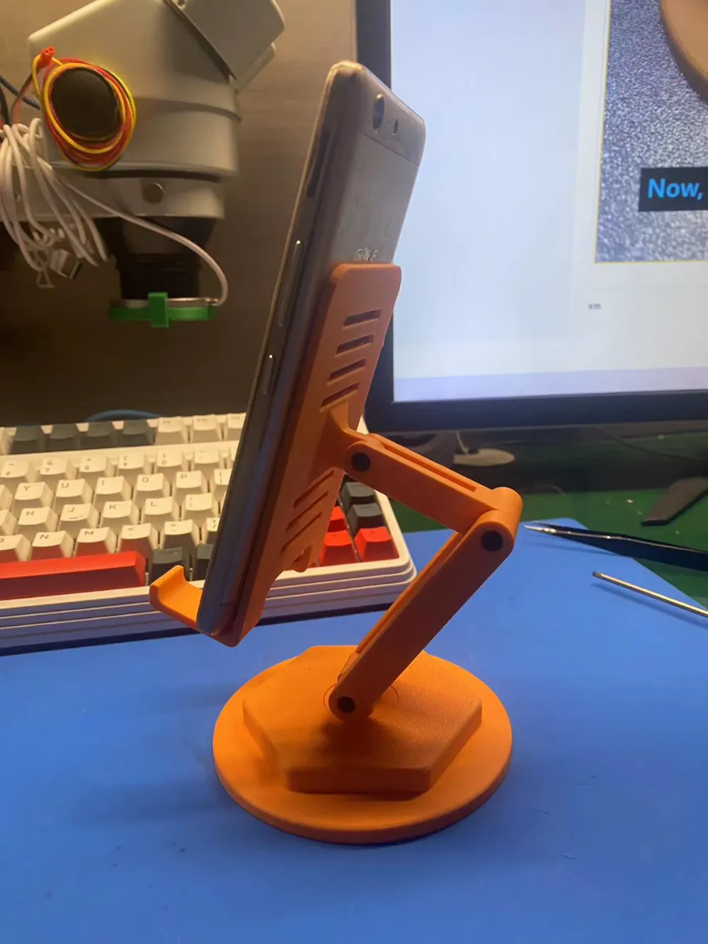 Three axis rotating base sound making mobile phone ipad holder（三轴旋转底座咔哒 ...