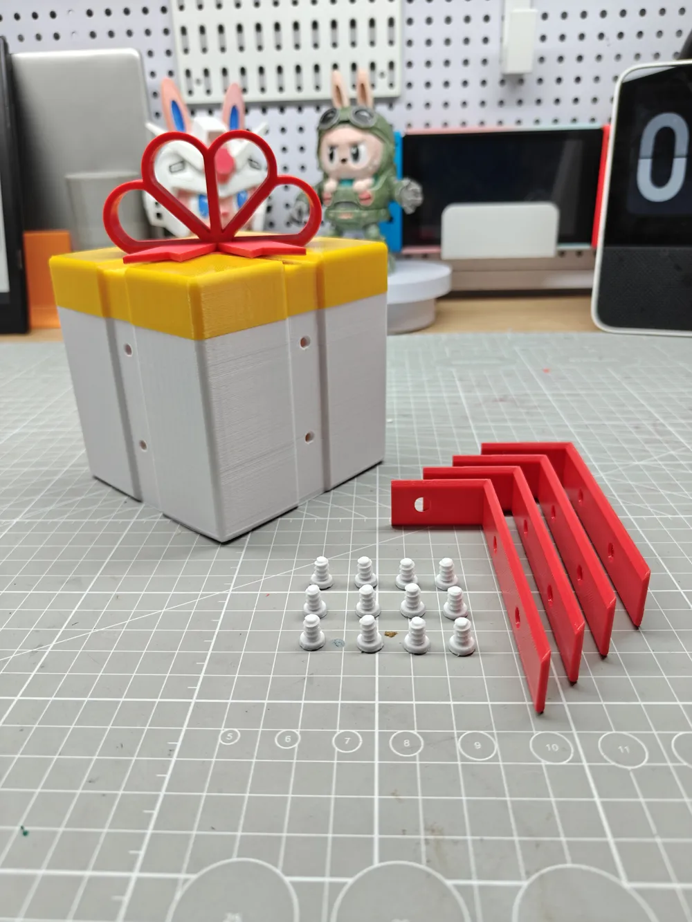 Gift box with a prank function, with a split design, can be used as a ...