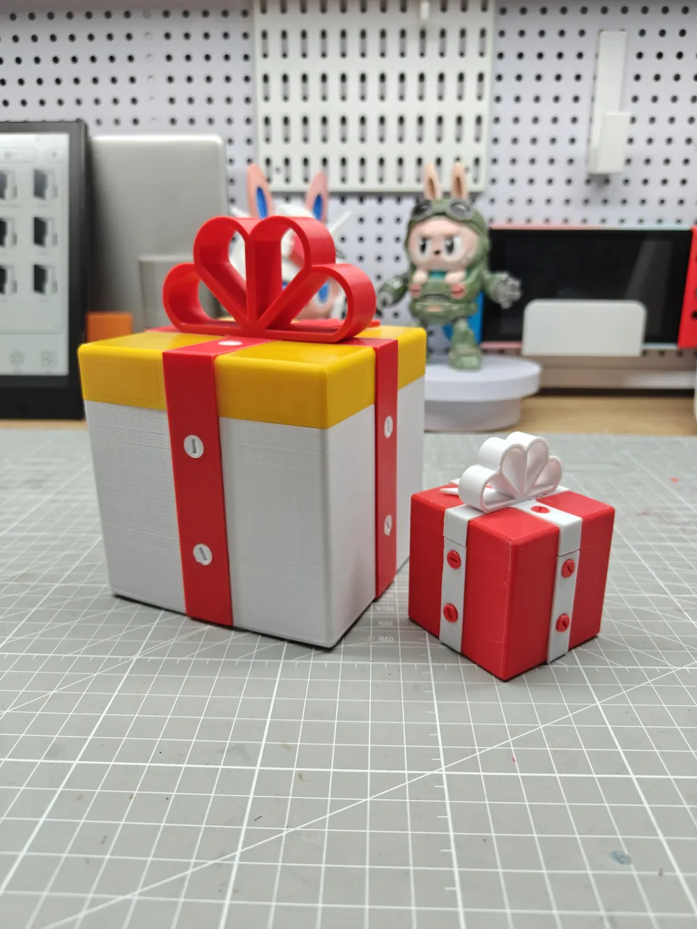 Gift box with a prank function, with a split design, can be used as a ...
