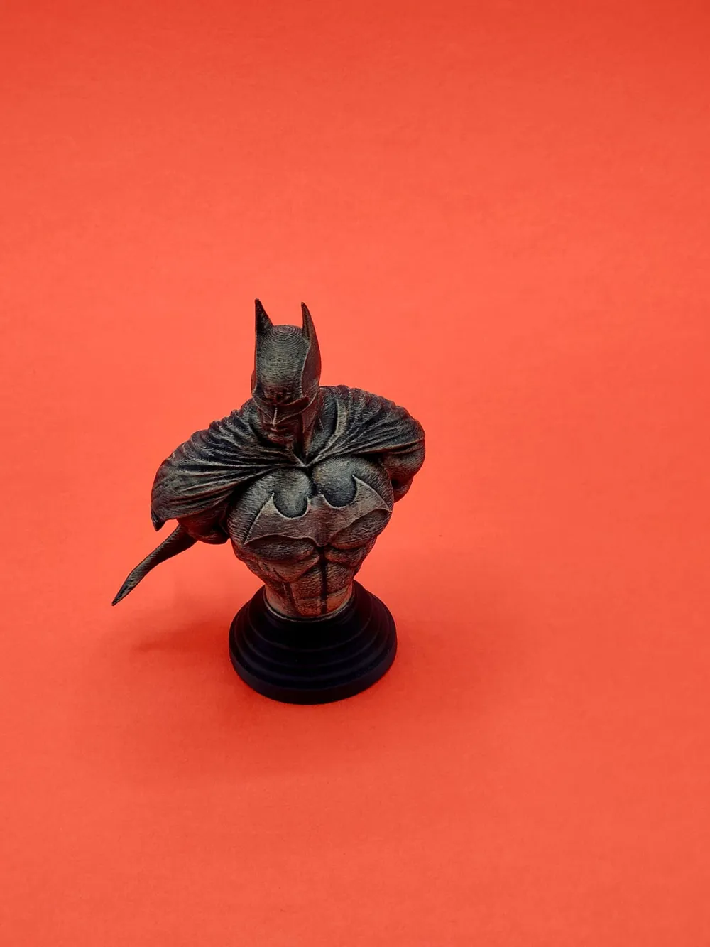 Batman en Busto. por Frenk MakerWorld: Descarga Modelos 3D Gratuitos