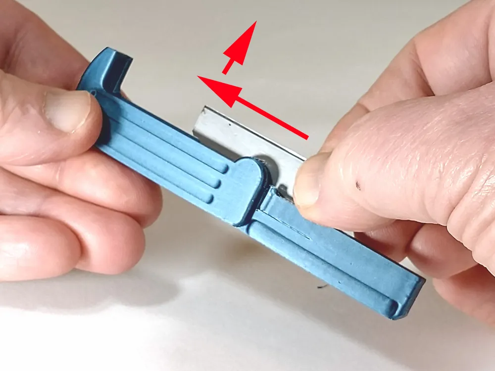 Folding Razor Blade Holder (print-in-place) by LoboCNC MakerWorld ...