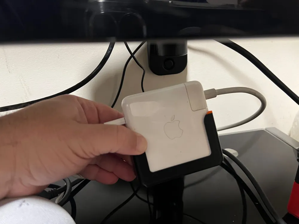 Minimal MacBook Pro M1 Charger Wall Mount Remixed by RCIC3D - MakerWorld