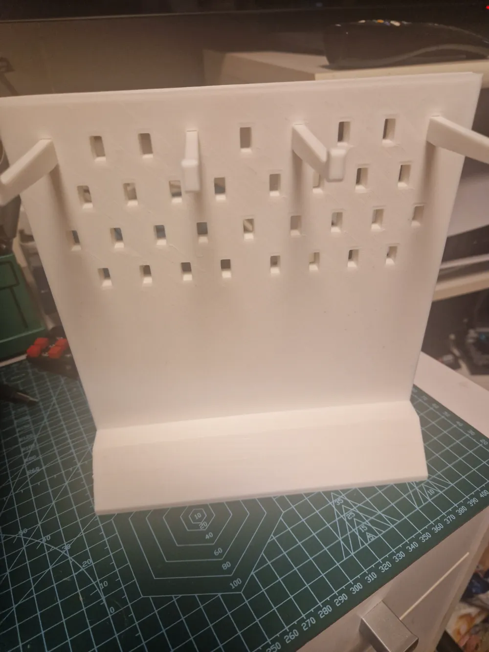 Keychain Stand with flexible hooks by KatanaTech MakerWorld: Download ...