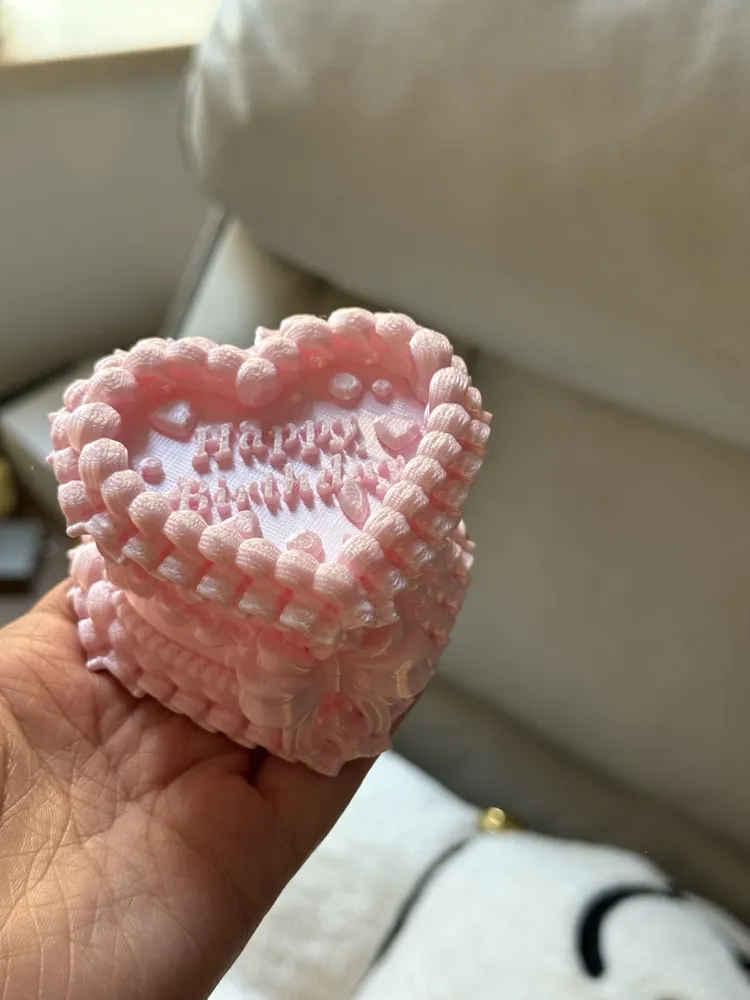 Vintage Heart Piped Cake Storage Box Heart Cake Case /Box - Free 3D ...