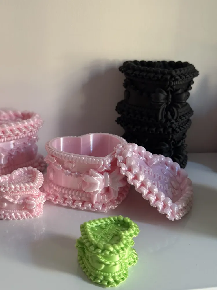 Vintage Heart Piped Cake Storage Box Heart Cake Case /Box - Free 3D ...