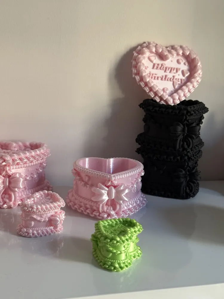 Vintage Heart Piped Cake Storage Box Heart Cake Case /Box - Free 3D ...