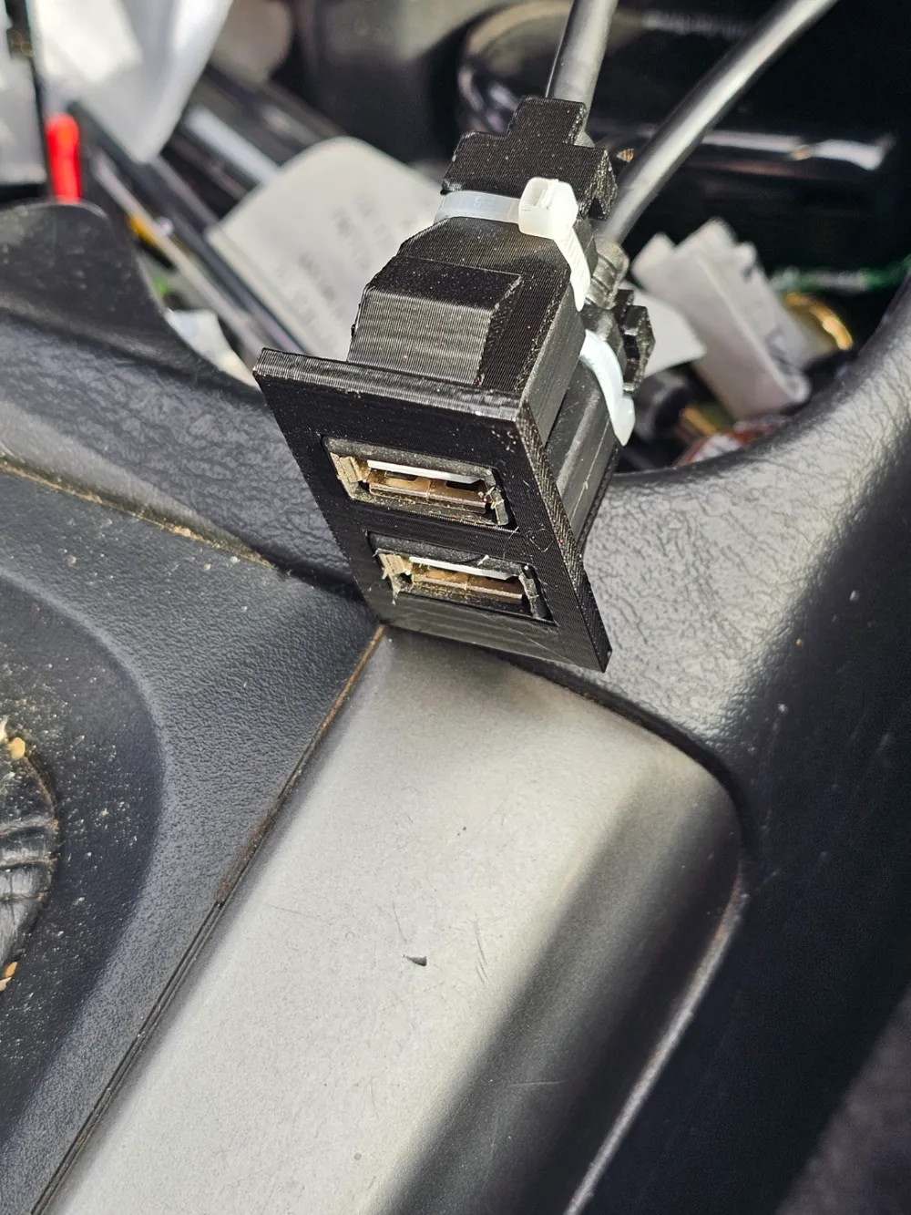 RAV 4 USB adapter by peppesci - MakerWorld