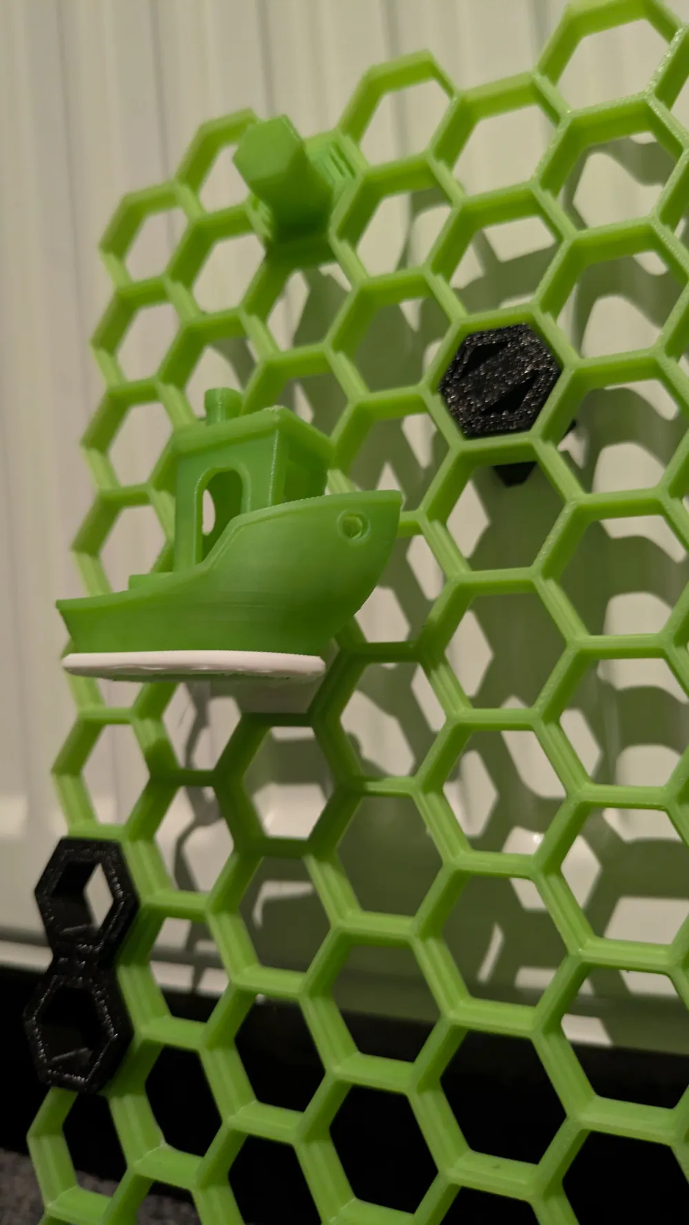 Honeycomb storage wall Benchy holder with insert - Free 3D Print Model ...