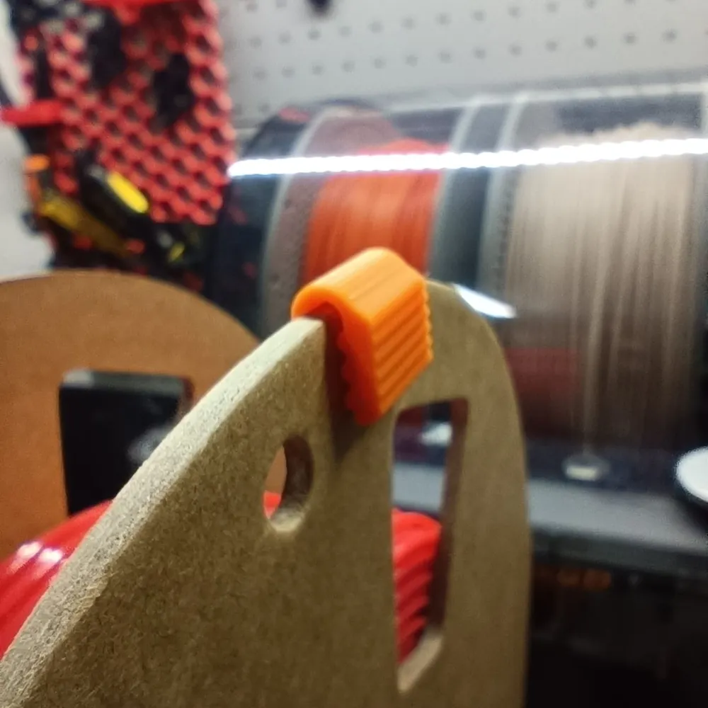 Universal filament spool clip by ManuGamer - MakerWorld