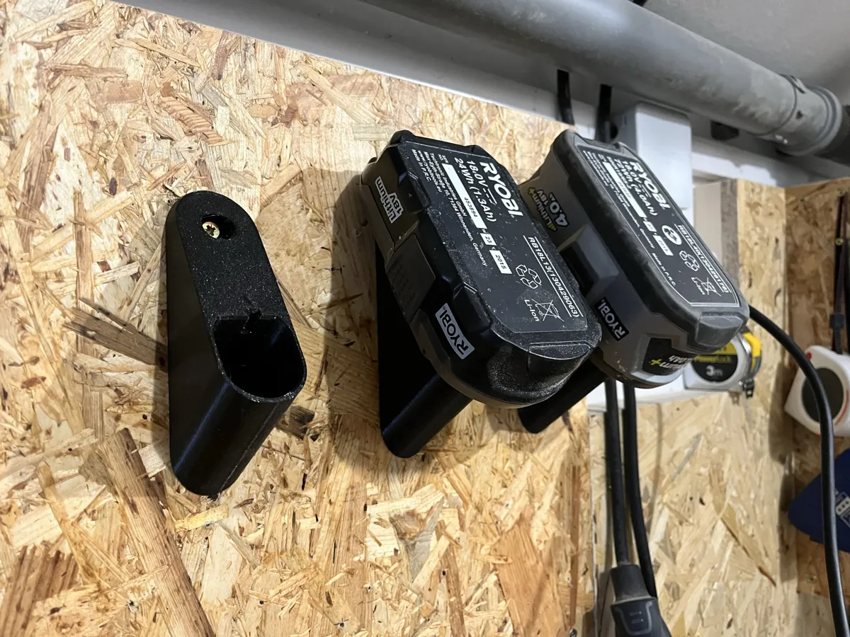 Ryobi One+ batterihållare - Gratis 3D utskrifts modell - MakerWorld