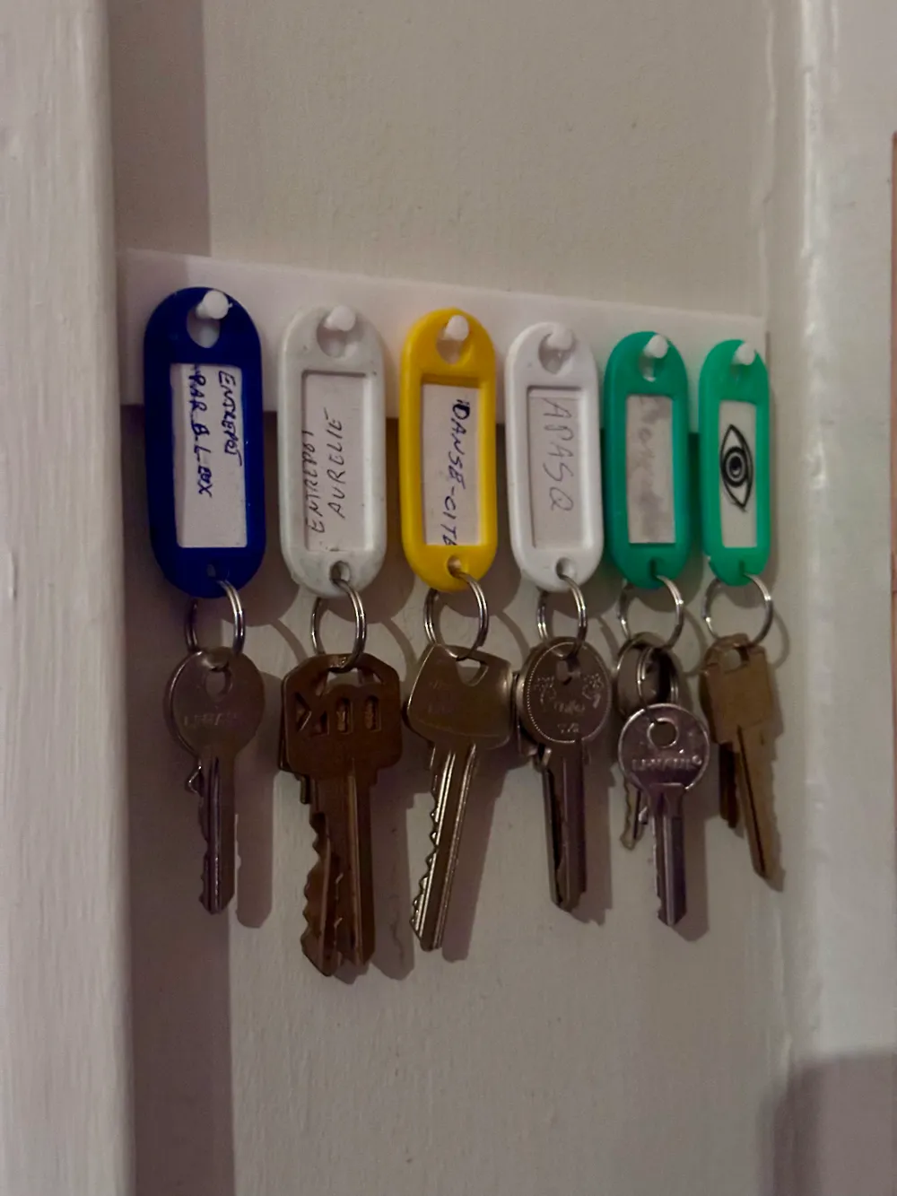 Key tag holder by samueltheriault - MakerWorld