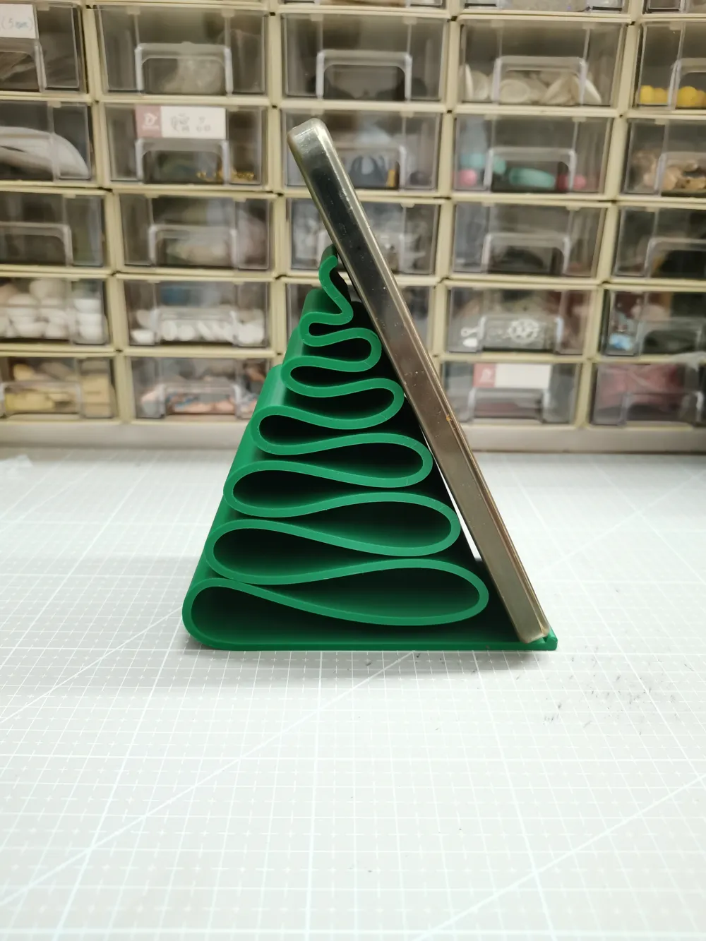 Foldable Ribbon Christmas Tree Phone Stand - Free 3D Print Model ...