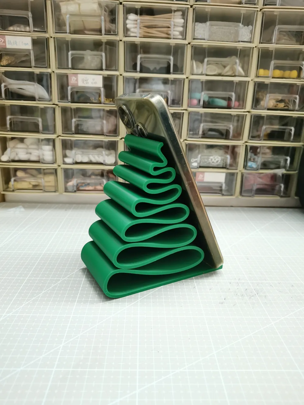 Foldable Ribbon Christmas Tree Phone Stand - Free 3D Print Model ...