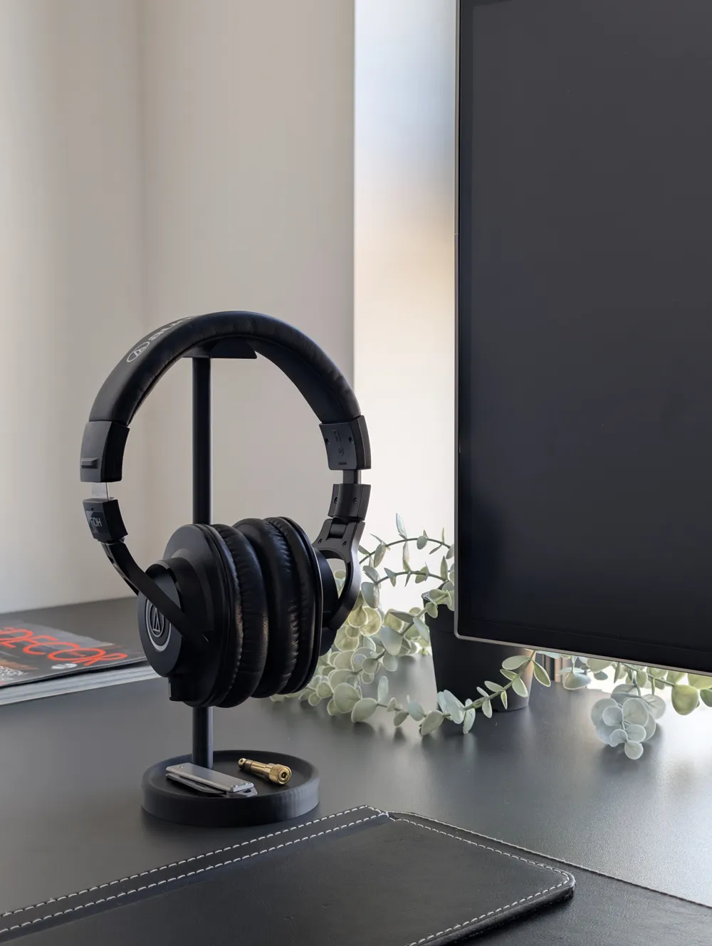 Headphone Stand Minimalist Round-Base by Minimal MakerWorld: Download ...