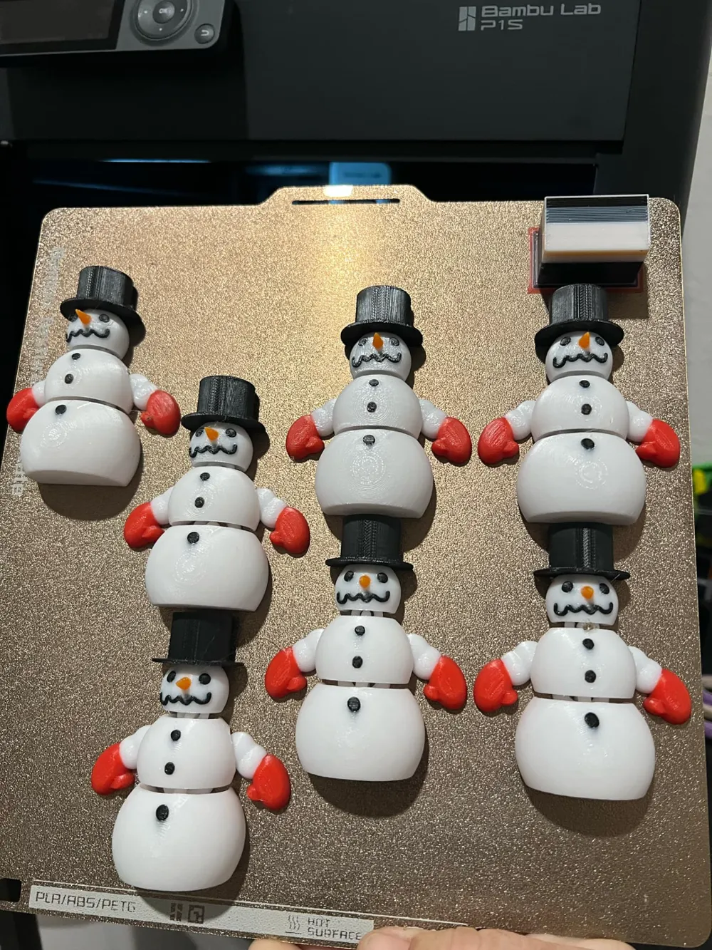 Snow dude with hat and mittens flexi fidget by Vault3dDesignz - MakerWorld