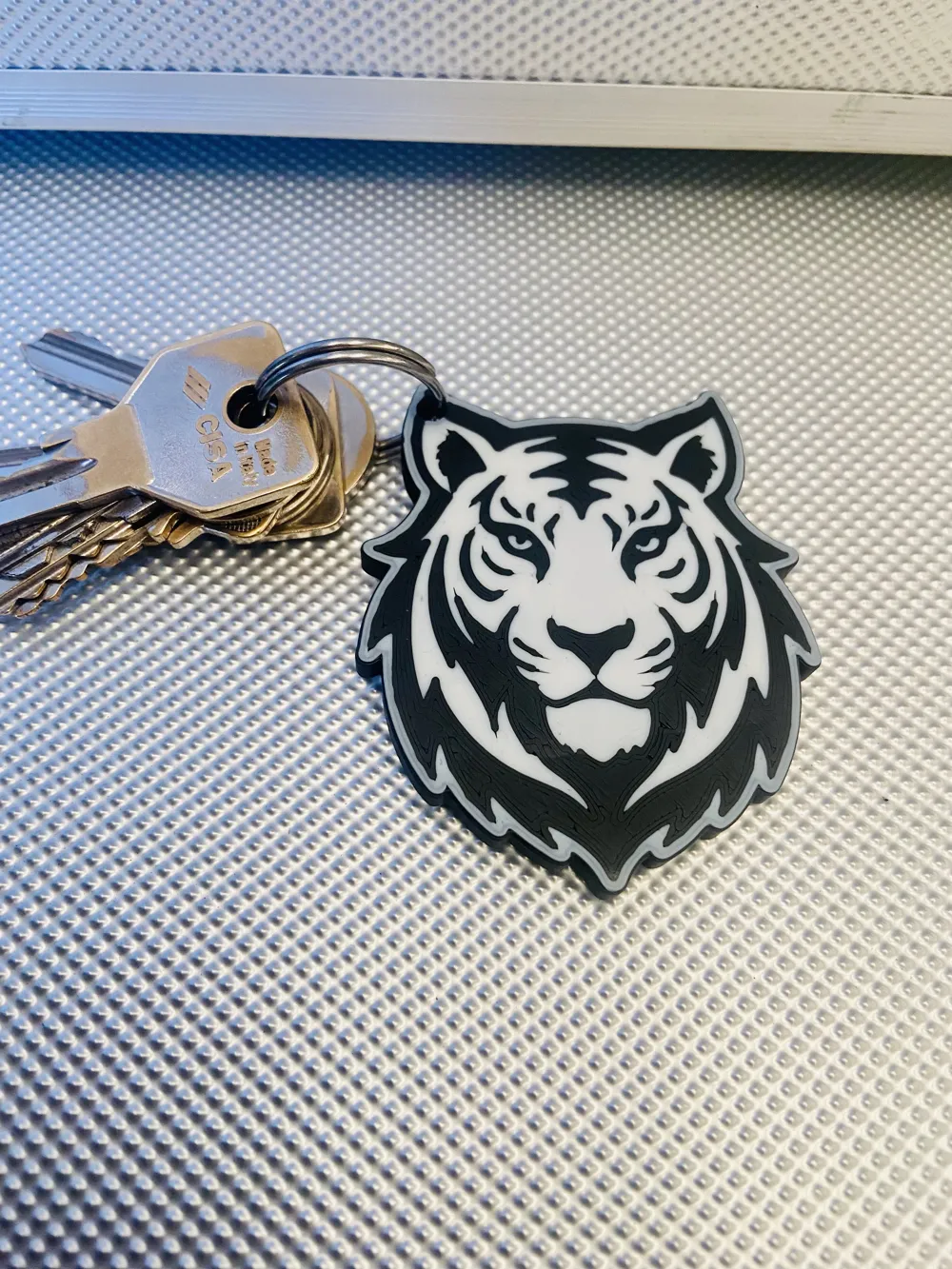 Tiger keychain - Free 3D Print Model - MakerWorld