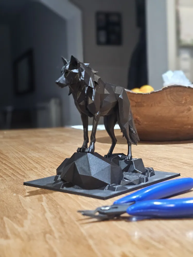 Low Poly Wolf Sculpture–Modern Desk & Shelf Decor - Free 3D Print Model ...