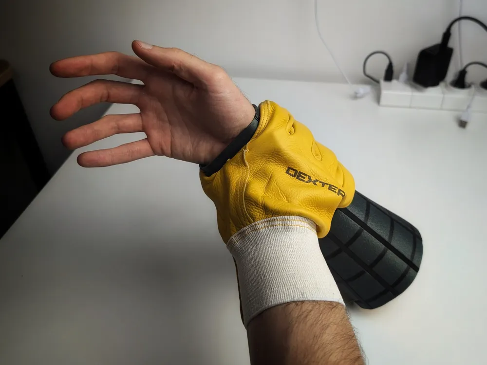 Real Living Severed Hand - Halloween prop/costume by hugo.workshop ...