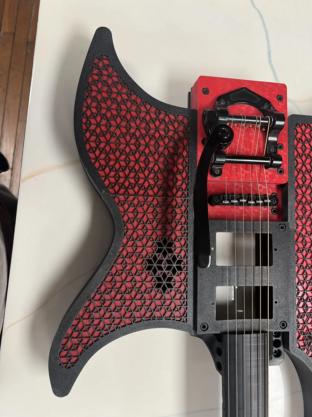 ExoGuitar - 羽翼 - 久美子 来自 Spikeon Studio MakerWorld：免费下载 3D 模型