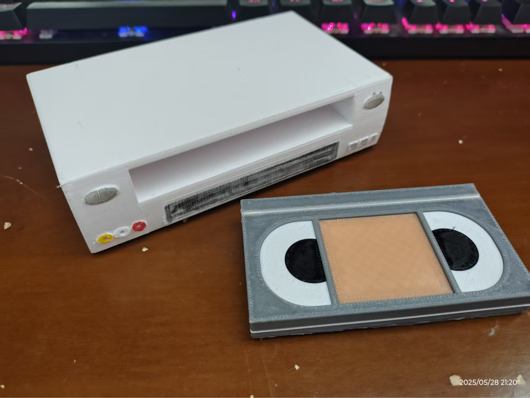 Poppy Playtime's World Recording Camera Cassette by shark MakerWorld ...