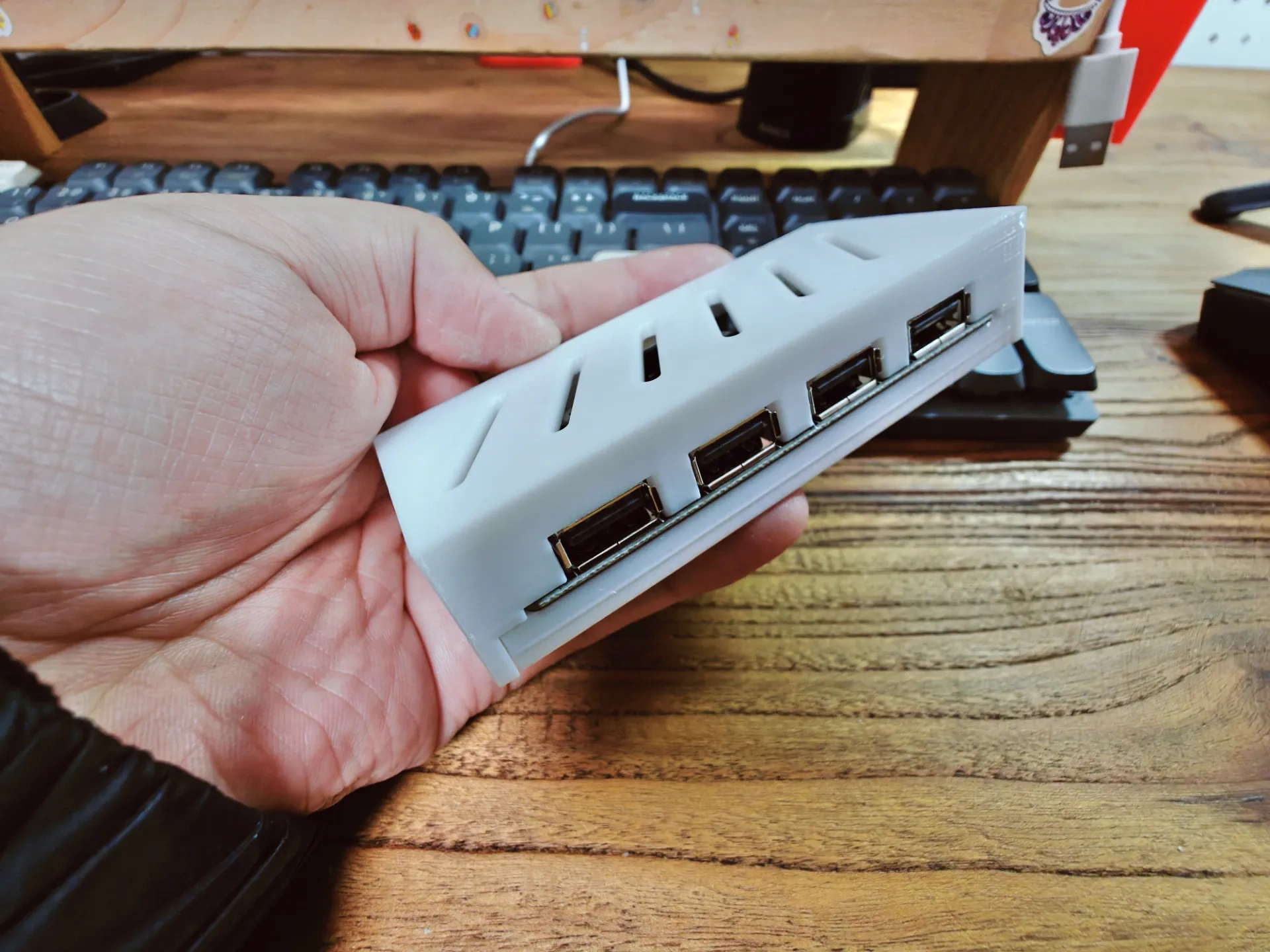 Four-port independent USB fast charging module enclosure, miniature ...