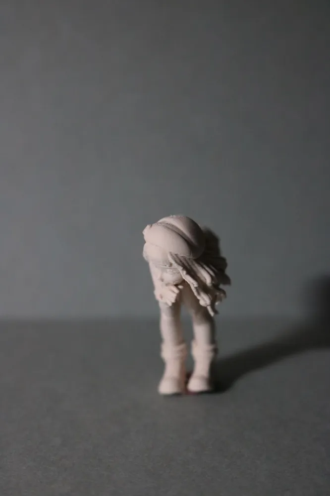 figure of a girl leaning forward - Free 3D Print Model - MakerWorld