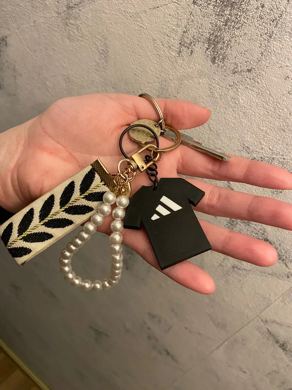 Adidas t-shirt keychain - Free 3D Print Model - MakerWorld